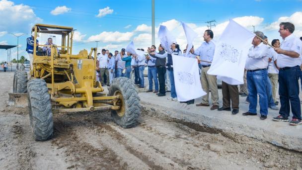 Mejoran vialidadesen colonia Colorines