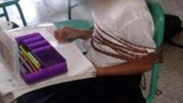 Indigna foto de niña atada a pupitre en Veracruz