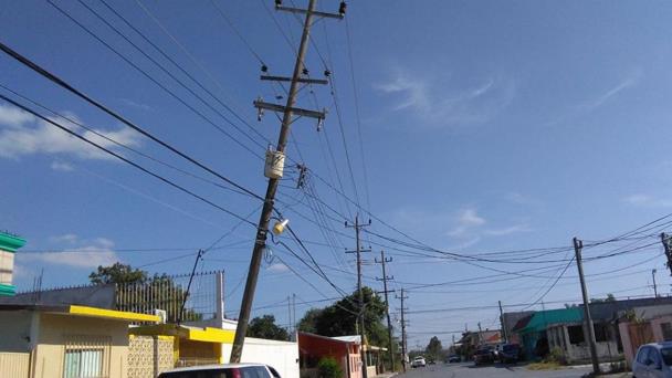 Piden vecinos ayuda a la CFE por poste