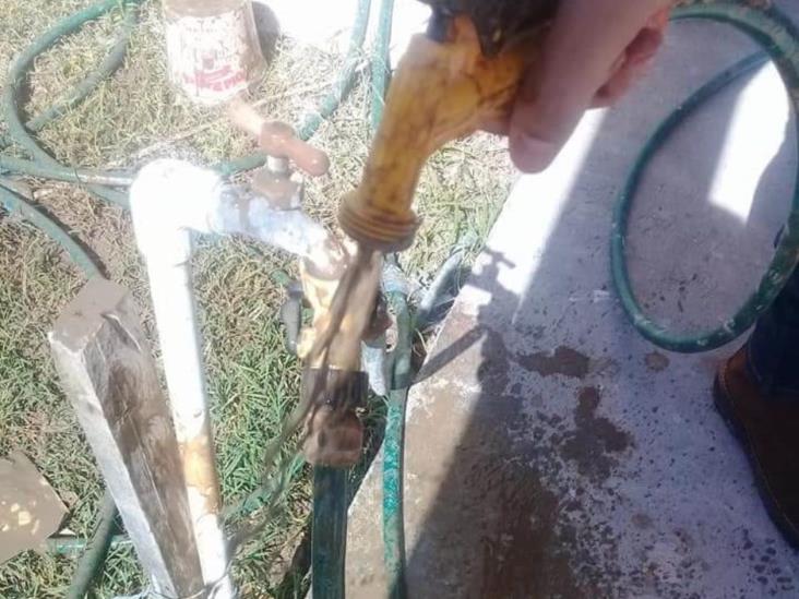 Sale agua puerca de las llaves