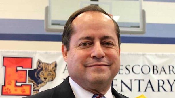 Impone el nombre de Daniel King a campus universitario