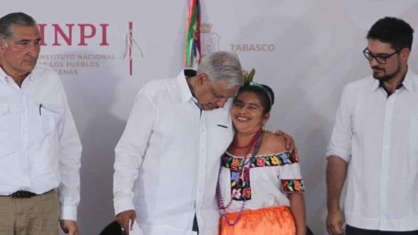 AMLO da besos y abrazos pese a recomendaciones por coronavirus