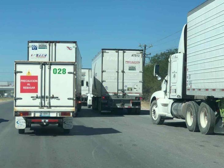 Vuelven largas filas de trailers para cruzar a EU