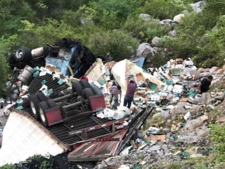 Vuelca tráiler con aguacate en carretera Victoria-Tula
