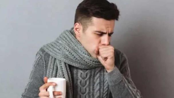 Destacan tos y voz ronca entre síntomas de Ómicron