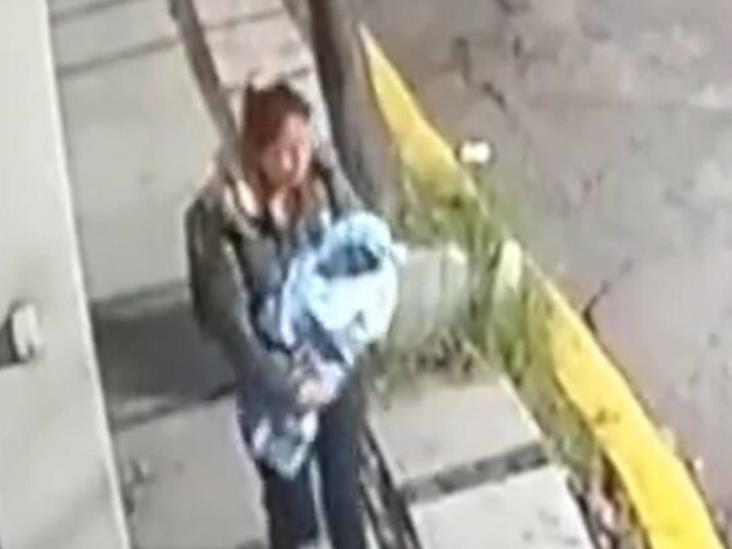 Mujer deja a su bebé en la calle