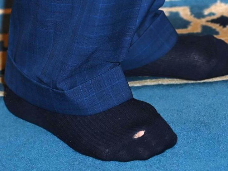 El rey Carlos III descubre un hoyo en su calcetín