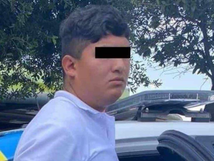 Hombre Fotografía A Compañera De Trabajo En Baño