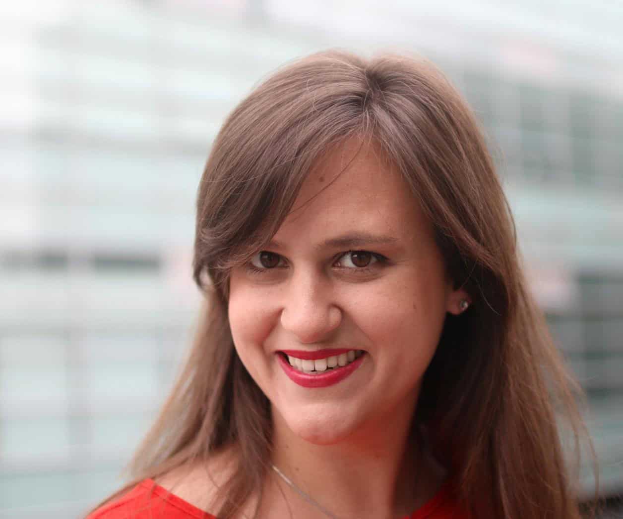 La mujer de los pechos perfectos vs. el hombre de los ojos rojos